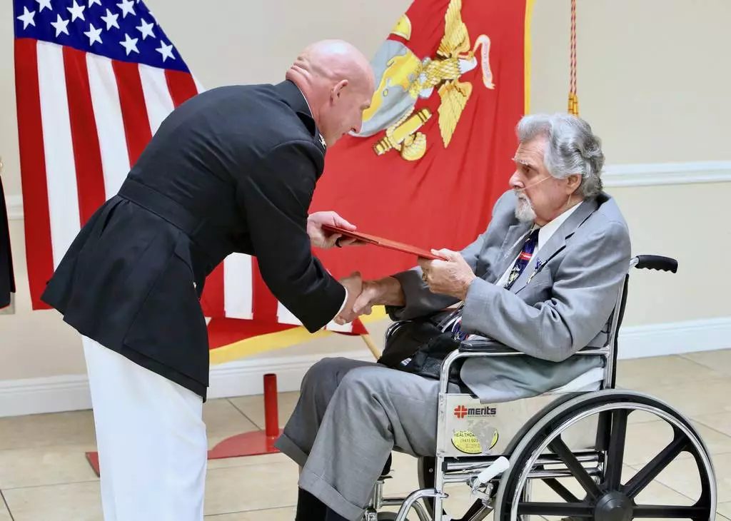 Quase 70 anos depois, veterano da Marinha da Guerra da Coréia premiado com Estrela de Prata em seu 89º aniversário