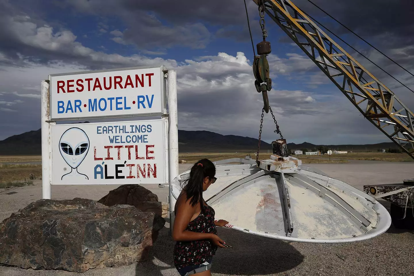 Nesta foto de 22 de julho de 2019, Grace Capati observa uma exibição de OVNIs fora do Little A'Le'Inn, em Rachel, Nevada, a cidade mais próxima da Área 51.