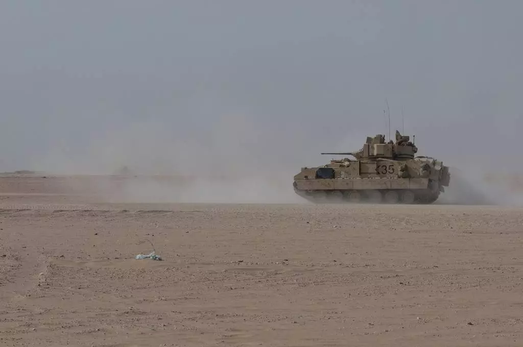 Bradleys e infantaria do Exército entram na Síria para ajudar a proteger poços de petróleo