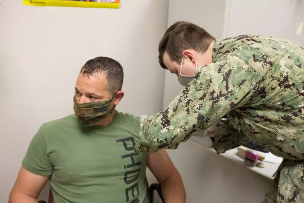 Immer mehr Truppen nehmen den COVID-19-Impfstoff, einschließlich derjenigen, die ihn zuvor abgelehnt haben